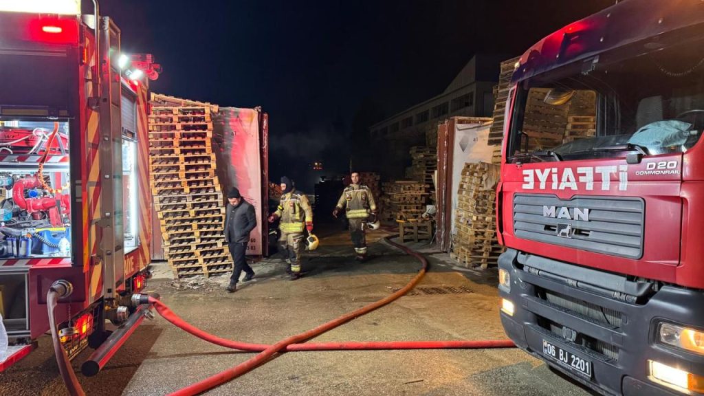 Ankara Sincan’da palet fabrikasında yangın çıktı